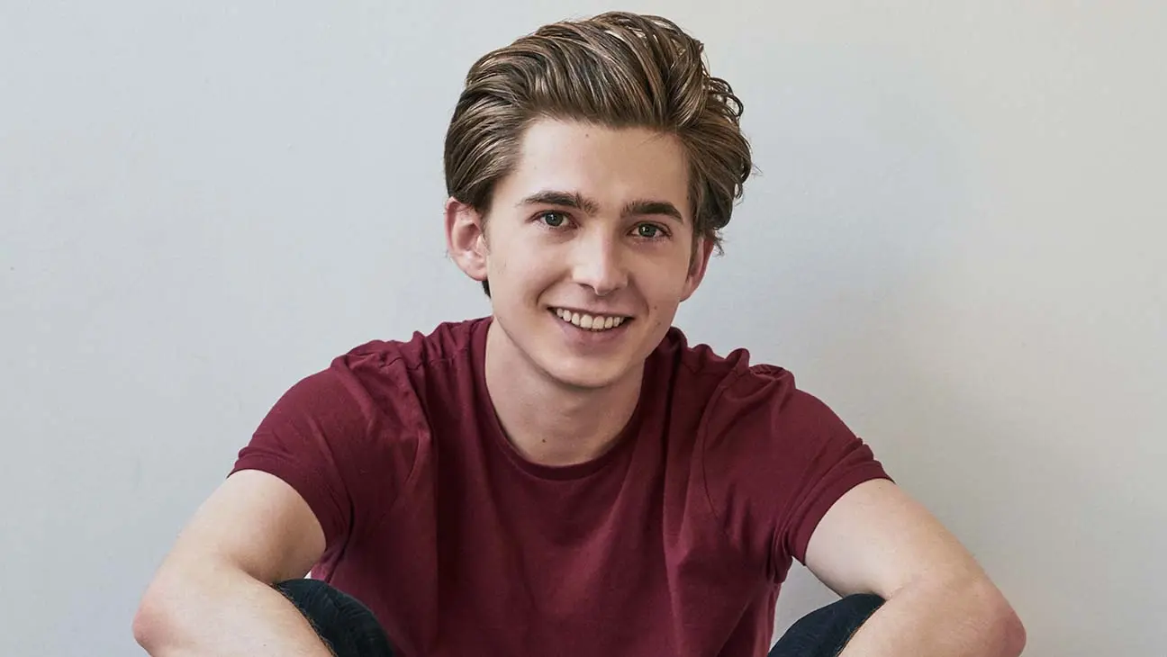 Austin Abrams: Age, Height, Wiki, Bio, Net Worth, and Girlfriend ...